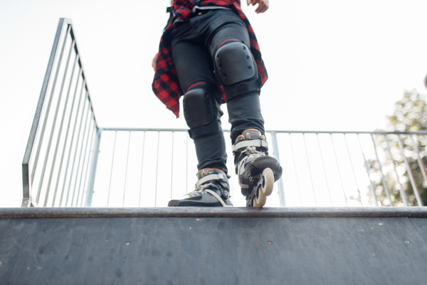 Rollschuhlaufen männlicher Skater auf Rampe stehend - Lizenzfreies Foto ... Rollschuhlaufen männlicher Skater auf Rampe stehend - Lizenzfreies Foto ...