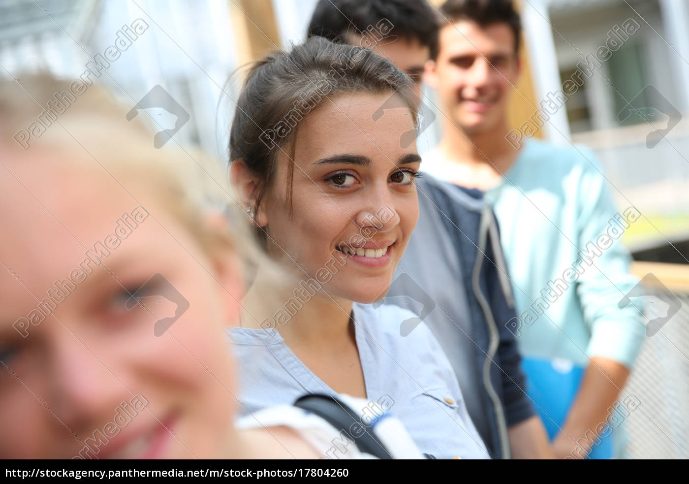 Porträt Der Lächelnden Schulmädchen Unter Gruppe Lizenzfreies Foto