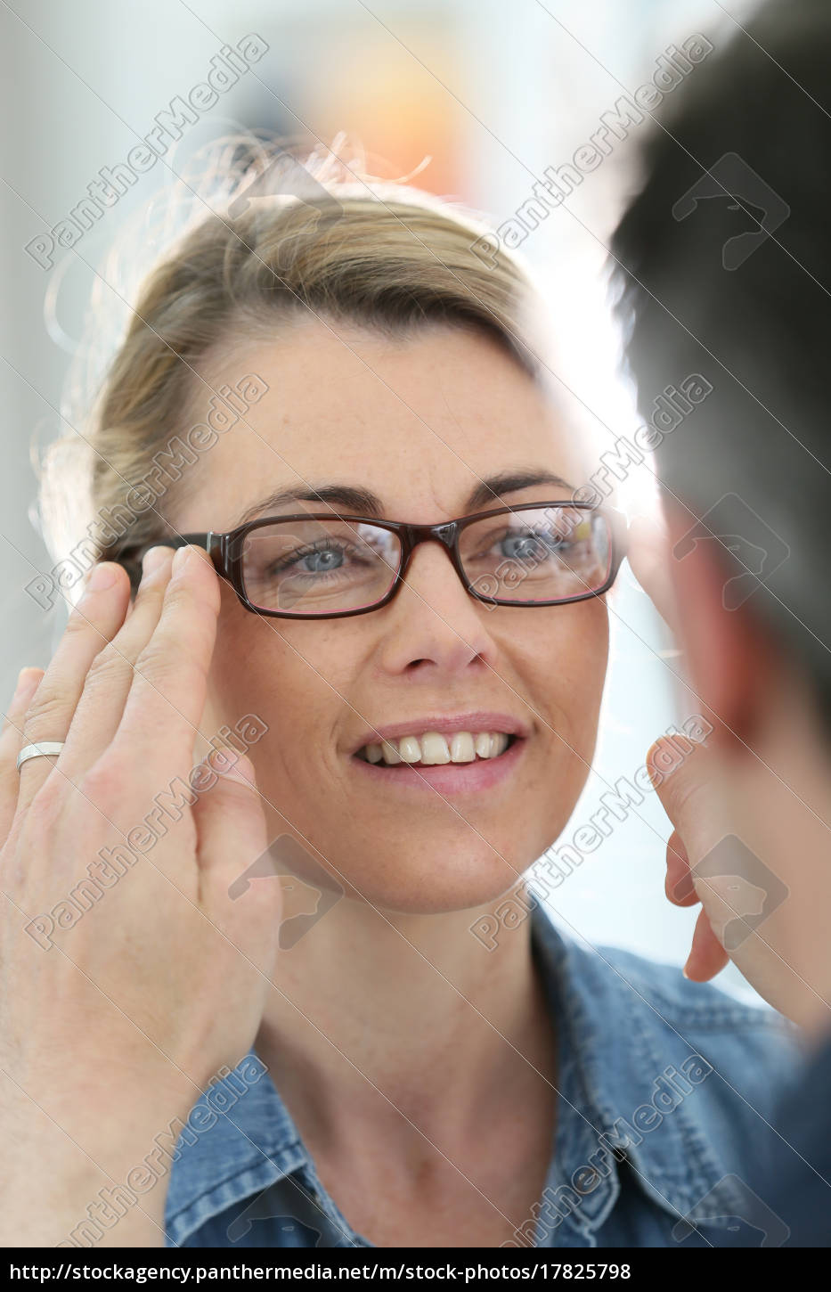 reife blonde frau mit optikanischem probebrillen - Stock Photo ... reife blonde frau mit optikanischem probebrillen - Stock Photo ...