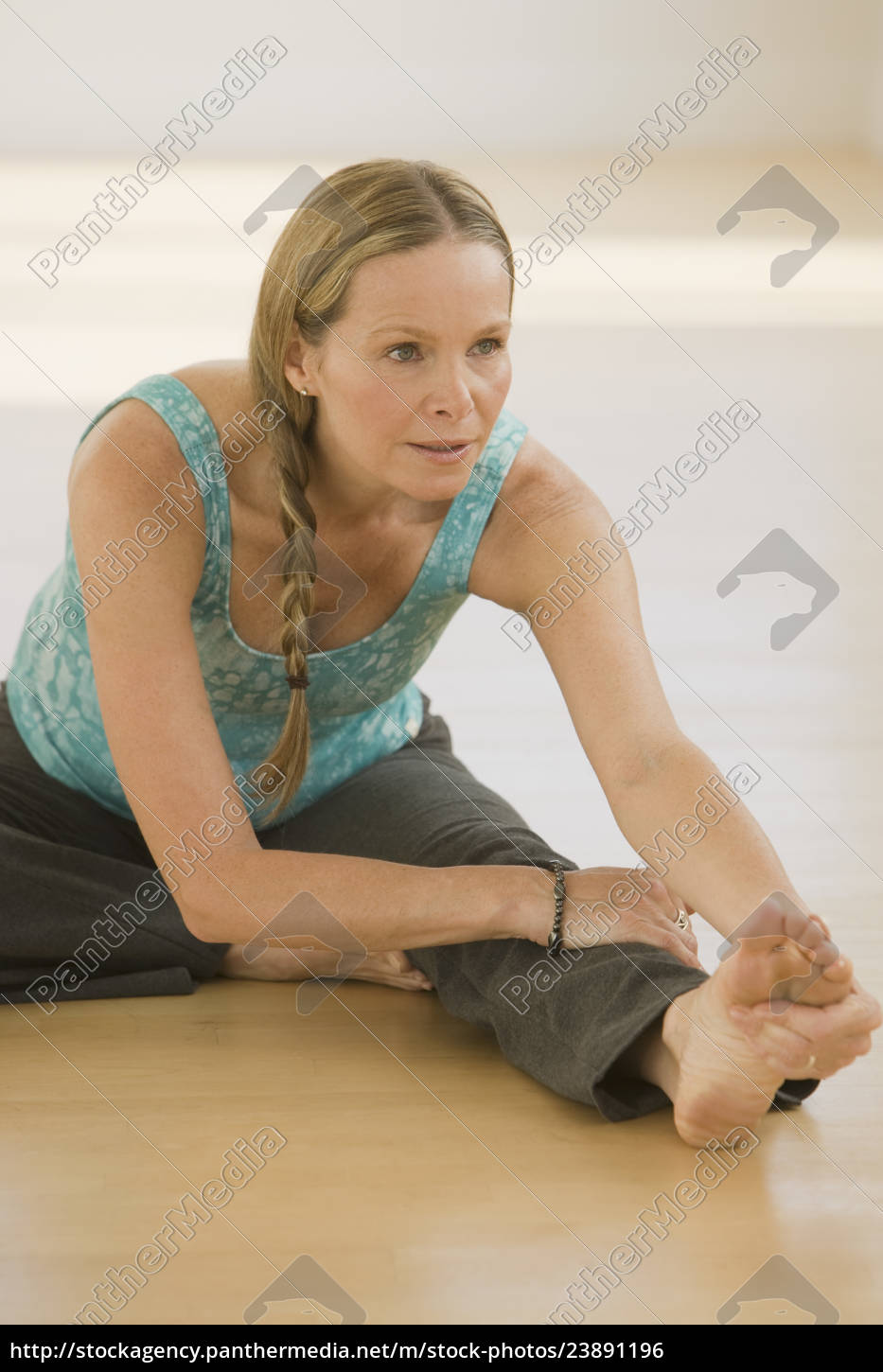 Frau Streckt Sich Auf Dem Boden Lizenzfreies Foto 23891196