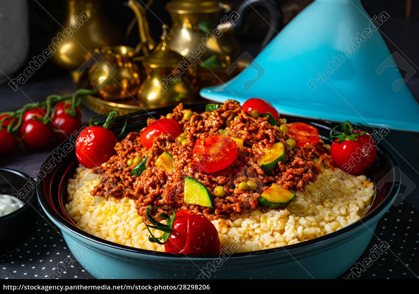 Tomaten-Bulgur mit Gemüse und Hackfleisch - Stock Photo - #28298206 ... Tomaten-Bulgur mit Gemüse und Hackfleisch - Stock Photo - #28298206 ...