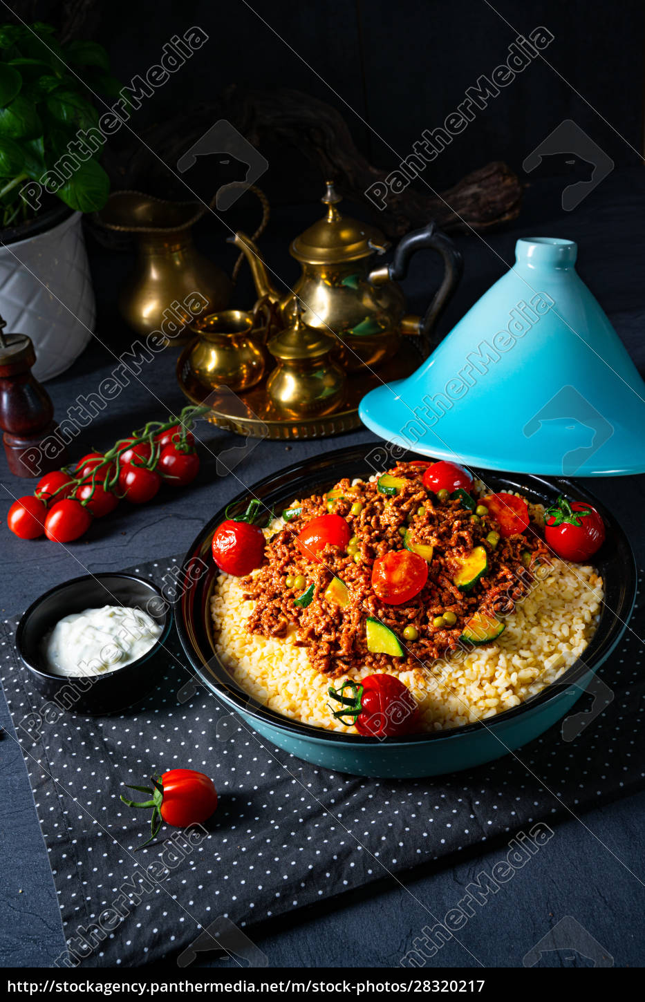 Tomaten bulgur mit Gemüse und Hackfleisch - Lizenzfreies Bild ... Tomaten bulgur mit Gemüse und Hackfleisch - Lizenzfreies Bild ...