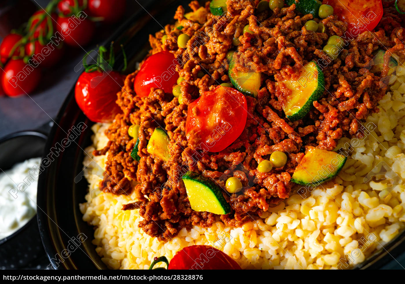 Tomaten-Bulgur mit Gemüse und Hackfleisch - Lizenzfreies Foto ... Tomaten-Bulgur mit Gemüse und Hackfleisch - Lizenzfreies Foto ...